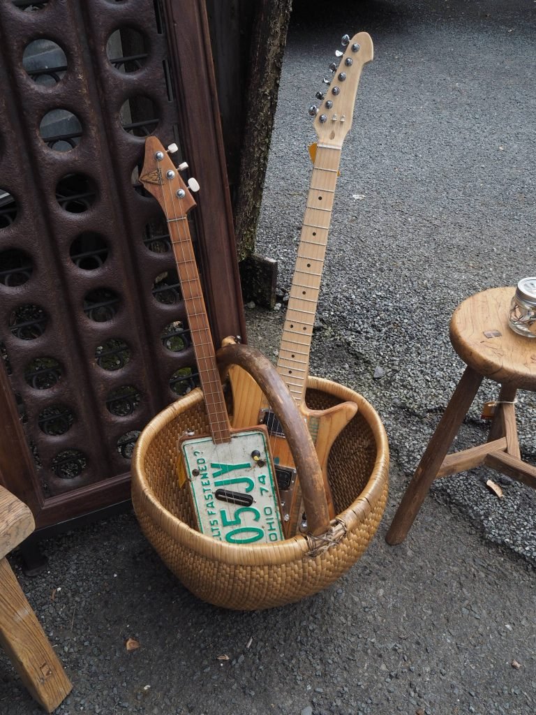 ROAD RASH - 3 string guitar - Rivet - Vintage Shop & Gallery from Raglan
